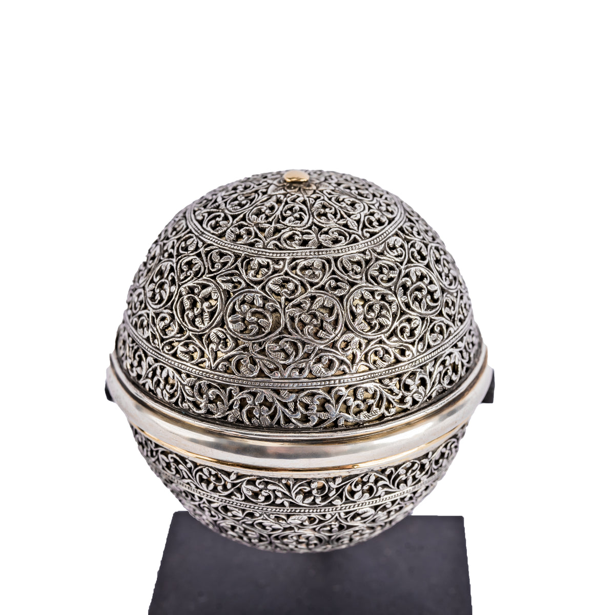 Antique silver and parcel gilt bezoar stone case, Indo-Portuguese, lat ...